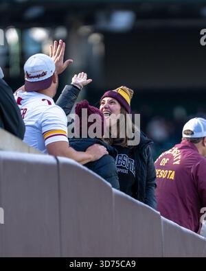Chicago, USA. 22nd Nov, 2025. Minnesota LB Derik LeCaptain (35), LB ...