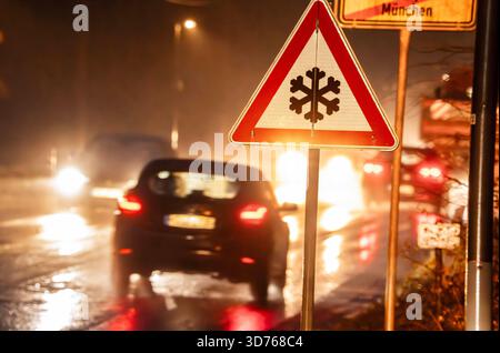 Gefährliche Straßenglätte an der Münchner Stadtgrenze, leichter ...