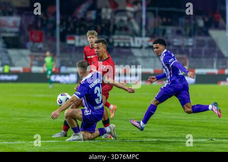from left Kevin Wiethaup (VfL Osnabrueck, #19), Joshua Eze (SC Verl ...
