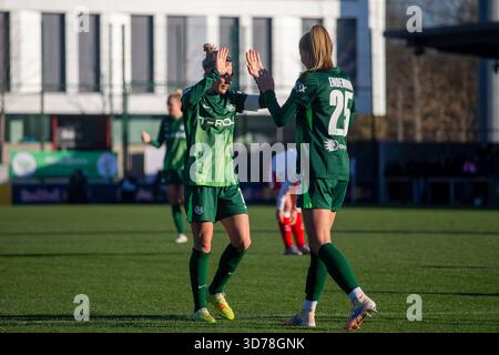 Vivien Endemann (25 VfL Wolfsburg) during warm-up before the Google ...