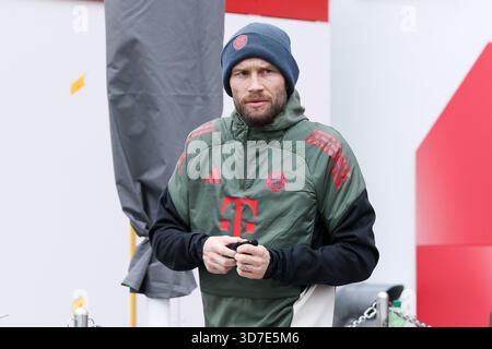 Conrad Laimer (FC FC Bayern Munich, #27) in front of an advertising ...