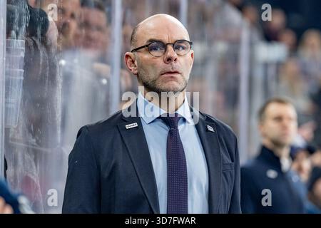 Craig Woodcroft (Head Coach Straubing Tigers) Schwenninger Wild Wings ...