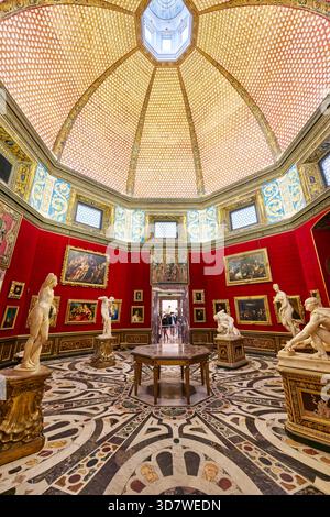 Florence, Italy: Tribuna of the Gallery Uffizi. Uffizi indoors Stock ...