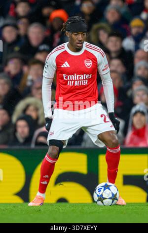 Arsenal forward Noni Madueke (20) applauds the fans during the Paris ...