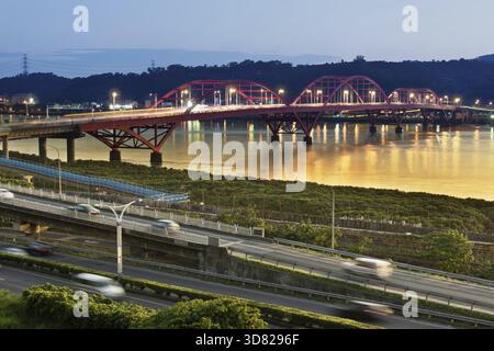 Urban day to night, famous Guandu Bridge in Taipei, Taiwan, Asia. Photo ...