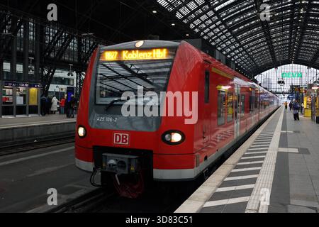 Ein Zug der DB, RB27, steht im Hauptbahnhof in Koeln Köln. Hauptbahnhof ...