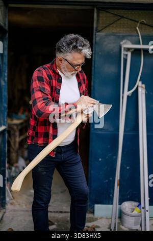 Sharpening an axe Stock Photo - Alamy