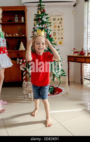 Kids putting up the Christmas Tree Stock Photo - Alamy