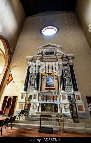 Oculus windows, Ionic fluted columns, and marble statue of Daniel O ...