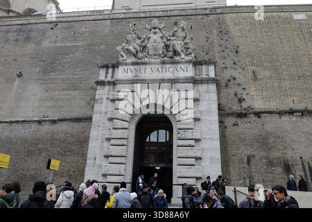 People queue for the Vatican Museum in Rome, Italy Stock Photo - Alamy