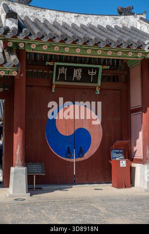 Suwon, South Korea - 29 October 2023: Sinpungnu gate, the main gate of ...