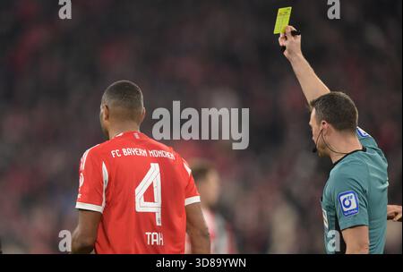 from left Jonathan Tah (Bayern), referee Florian Badstuebner, Harry ...