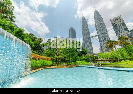 Outdoor swimming pool at the KLCC Park and skyscrapers Stock Photo - Alamy