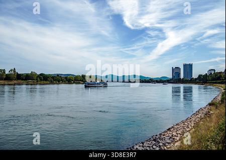 Blick auf das Bonner Rheinufer. Bonn Deutschland *** View of the Rhine ...