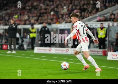 Philipp Treu (29, Freiburg) has the ball in sight. LEIPZIG, GERMANY ...