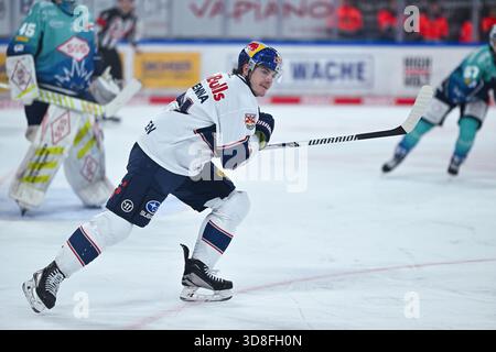 Gabriel Fontaine (EHC Red Bull Munich, #97) defends against Peter ...
