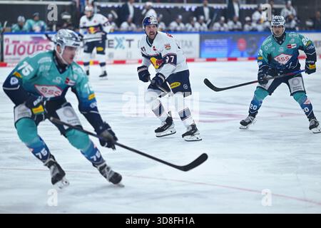 Gabriel Fontaine (EHC Red Bull Munich, #97) defends against Peter ...
