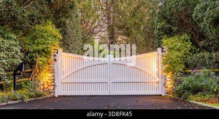automatic electronic gate at a hamptons estate Stock Photo - Alamy