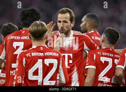 Harry Kane (Muenchen) and Lennart Karl (Muenchen) at the Bundesliga ...