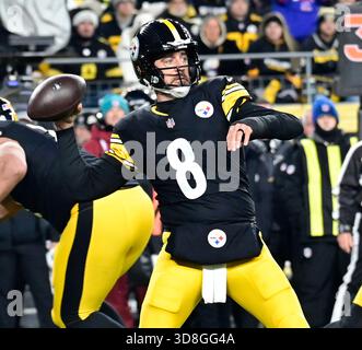 Pittsburgh Steelers quarterback Aaron Rodgers (8) passes against the ...