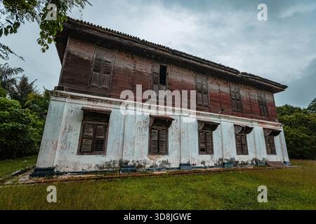 Details of Rumah Besar Raja Billah, the historical house in Papan ...