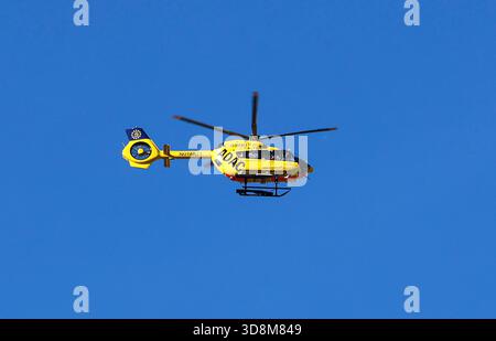 Hier im Bild ein ADAC Hubschrauber in der Luft, Unfall, Rettung, Retter ...