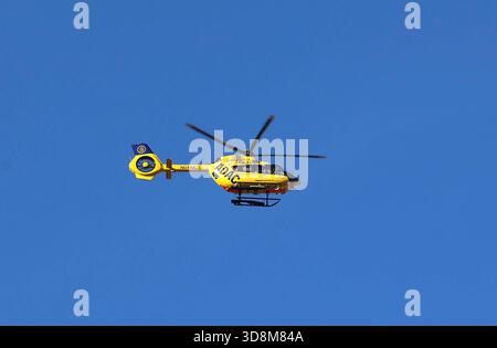 Hier im Bild ein ADAC Hubschrauber in der Luft, Unfall, Rettung, Retter ...
