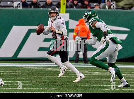 New York Jets linebacker Jermaine Johnson (11) warms up before an NFL ...