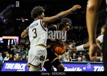 Missouri guard Anthony Robinson II (0) tries to drive past Arkansas ...