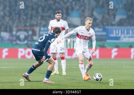 Tackle Felix Passlack (VfL Bochum, 15), Nikola Katic (Schalke 04, 25 ...