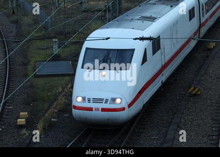 Ein Intercity-Express ICE der Deutschen Bahn steht auf Gleis 12 im Hauptbahnhof Hamburg. St ...