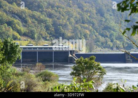 river lock and sluice system Lehmen Stock Photo - Alamy