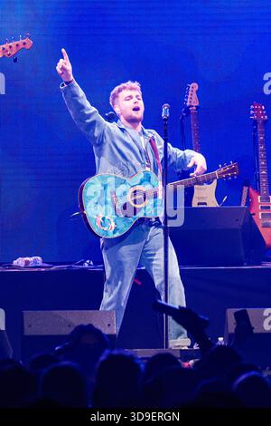 Alex Warren performs during iHeartRadio Hot 99.5's Jingle Ball 2025 ...