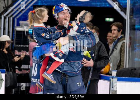 Conrad Abeltshauser (EHC Red Bull Munich, #16) is happy with his ...