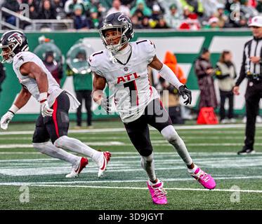 Atlanta Falcons wide receiver Darnell Mooney (1) pulls in a pass ...