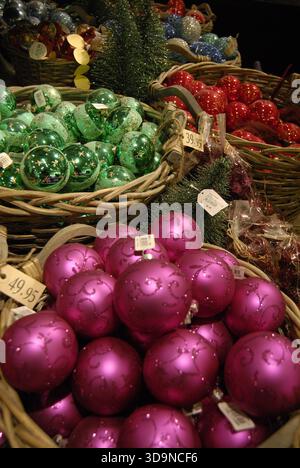 COPENHAGEN/DENMARK Christmas shoppers at Christmas decoration store ...