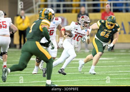Illinois State quarterback Tommy Rittenhouse (16) warms up before the ...