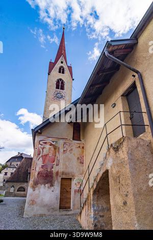Klausen (Chiusa): village Gufidaun (Gudon), church, Schloss Summersberg ...