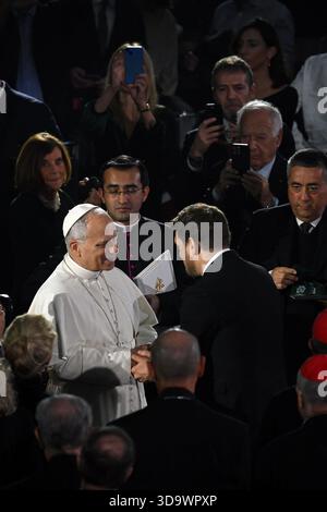 Pope Leo XIV shakes hands with a little girl during an audience with ...