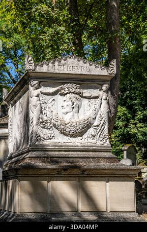 Monumental and ornated graves in the Cemetery of Pere Lachaise, largest ...