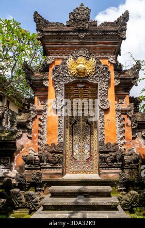 Traditional balinese architecture. Gate of temple Stock Photo - Alamy