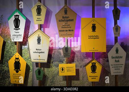 Ein Schild zeigt das Ende des Preisgekroehnten Strands von Nea Artaki ...