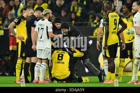 From left: referee Florian Badstuebner, Harry Kane (Bayern) Munich ...