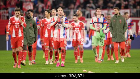 Final celebration from the left: Hiroki Ito, goalkeeper Manuel Neuer ...