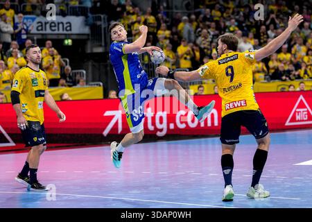 left: Jannik Kohlbacher (RNL, 80), Lukas Hutecek (TBV, 2), duel, game ...