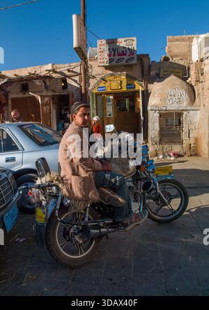 Yemeni man chewing khat, Amanat Al-Asemah, Sanaa, Yemen Stock Photo - Alamy