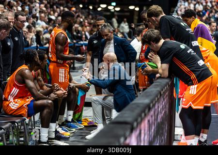 The players of the Fitness First Würzburg Baskets thank the fans ...
