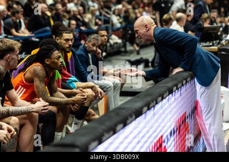 The players of the Fitness First Würzburg Baskets thank the fans ...