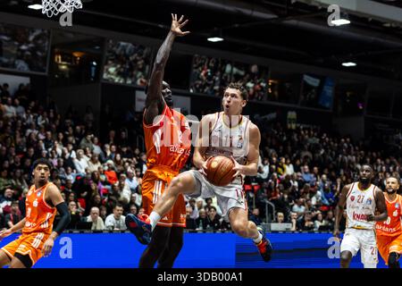 Brae Ivey (Fitness First Würzburg Baskets, 11) trips, Andreas 'Andi ...