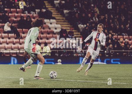 Anna Sandberg (2 Manchester United) clears the ball for a corner ...